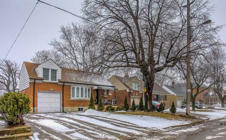 Cozy 1 Bed + Den; 5 Min Walk To Mt Dennis Stn - 256