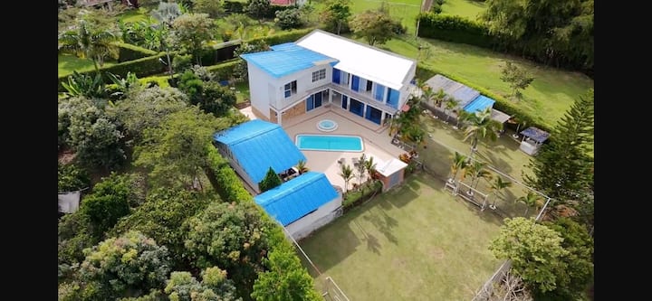 Hermosa Finca Campestre Con Piscina Y Zonas Verdes - Pereira, Colombia