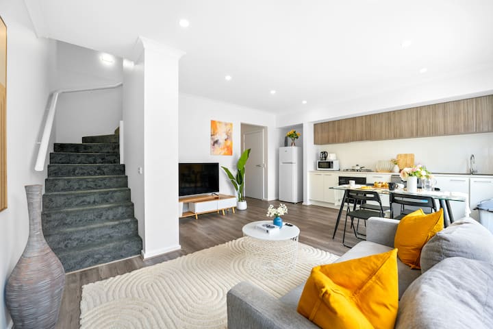 Modern Berwick Family Home With Garage Parking - Cranbourne