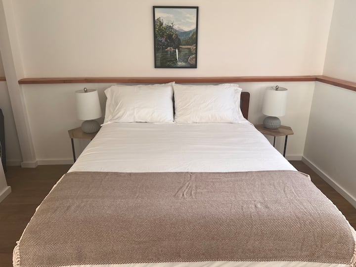 Sunny Garden Suite In Victoria - 