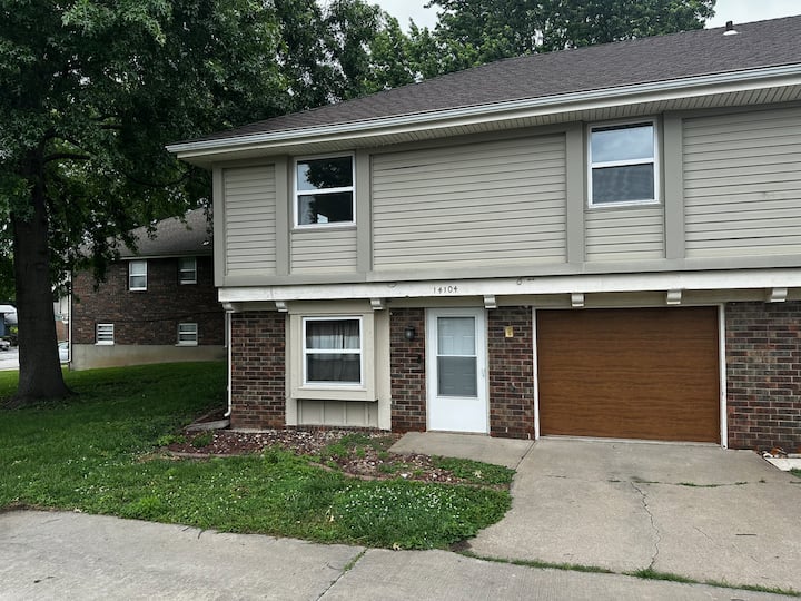 Convenient Walkable Suburb 5 Min From Stadium - Independence, MO