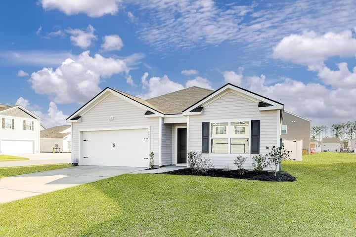 4br Retreat W/ Covered Porch & Fire Pit - Rincon, GA