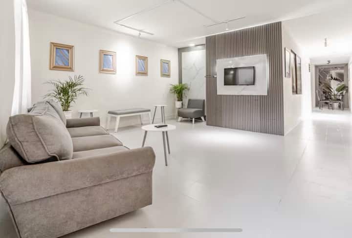 El Poblado 4 Bedrooms 3 Baths Balcony | Promo -50% - Medellín