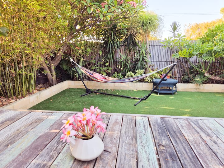 Tropical Courtyard Oasis | Relaxed Palmyra Stay - Cottesloe