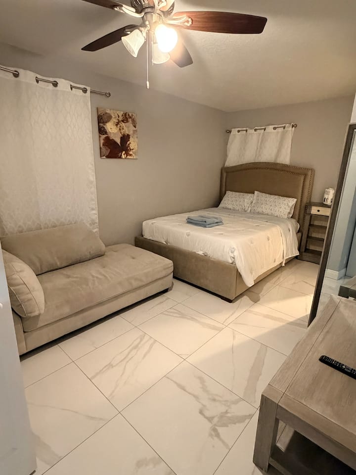 Cozy Private Suite Near Pbi Airport /Boynton Beach - Boynton Beach, FL