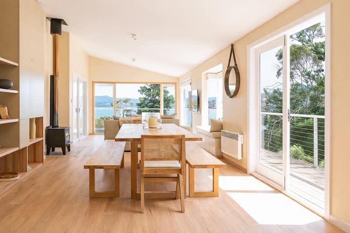 Gracey's Beach House—north-facing Coastal Calm - Hobart