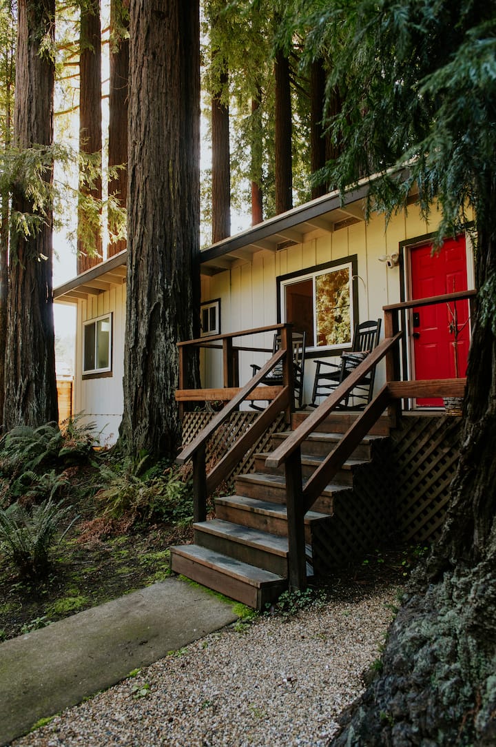 Romantic Riverfront Bungalow With Hot Tub - Monte Rio, CA