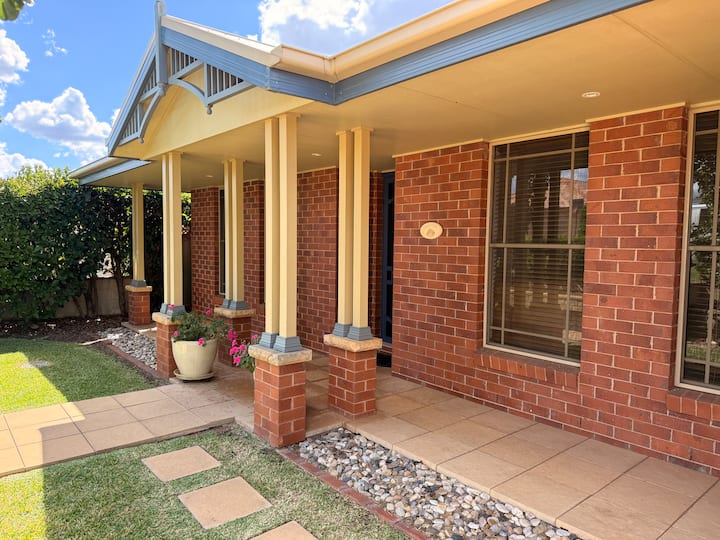Modern 4-bedroom Retreat - Dubbo
