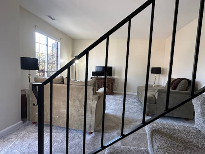 Cozy Townhouse Close To Campus - Lawrence, KS