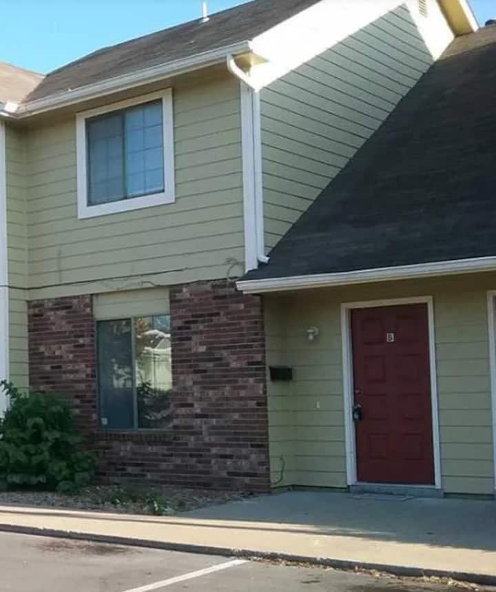 Cozy Townhouse Close To Campus - Lawrence, KS