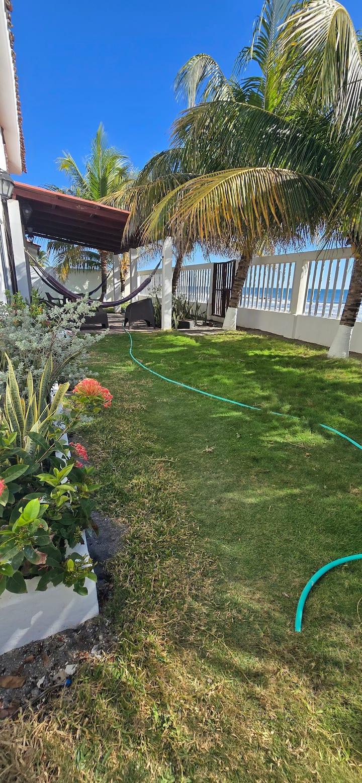Casa Blanca En El Mar Es Un Bonito Y Amplio Rancho - El Salvador