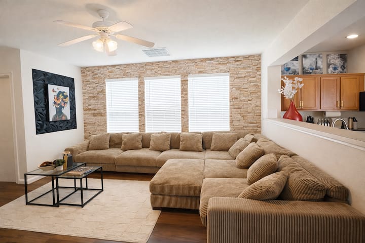 Stylish Houston Retreat| Huge Sectional | 2br Home - Stafford, TX