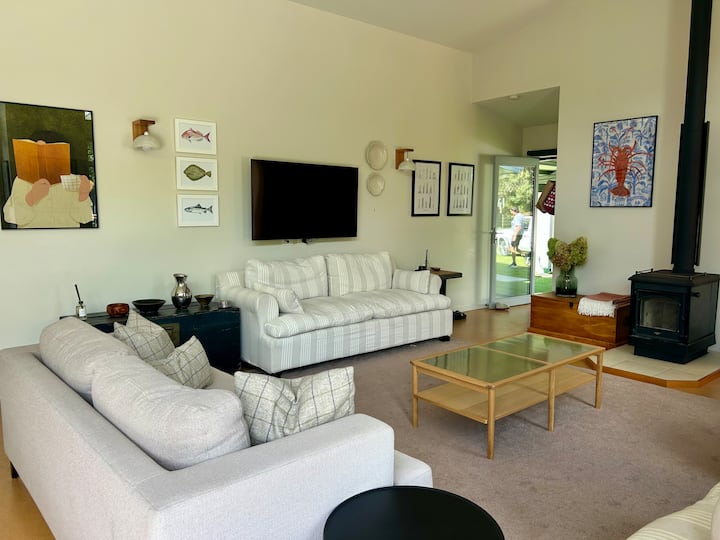 Sunny Modern Family Beach House At Le Bons Bay - Akaroa