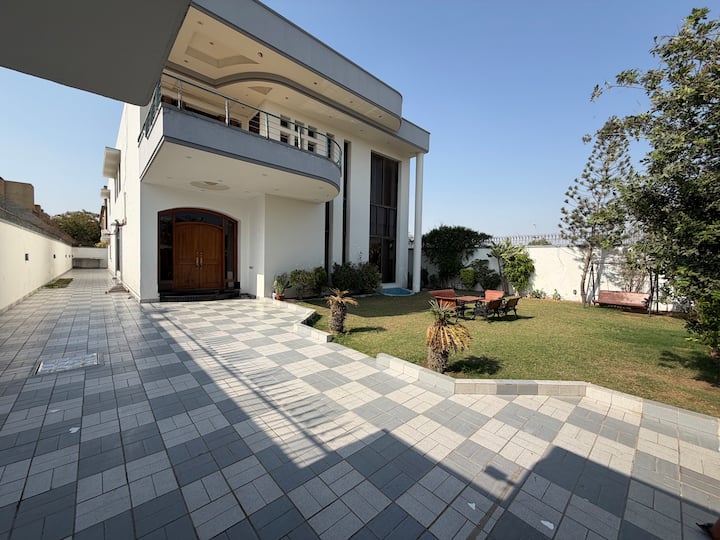 Luxury Bungalow Dha Phase 8 1000 Sq Yd - Karachi
