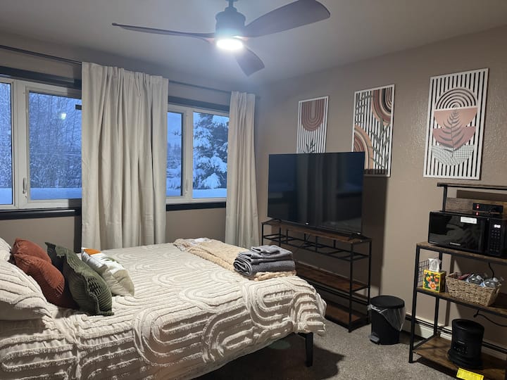 Cozy Private Queen Bedroom & Peaceful Neighborhood - Fairbanks, AK