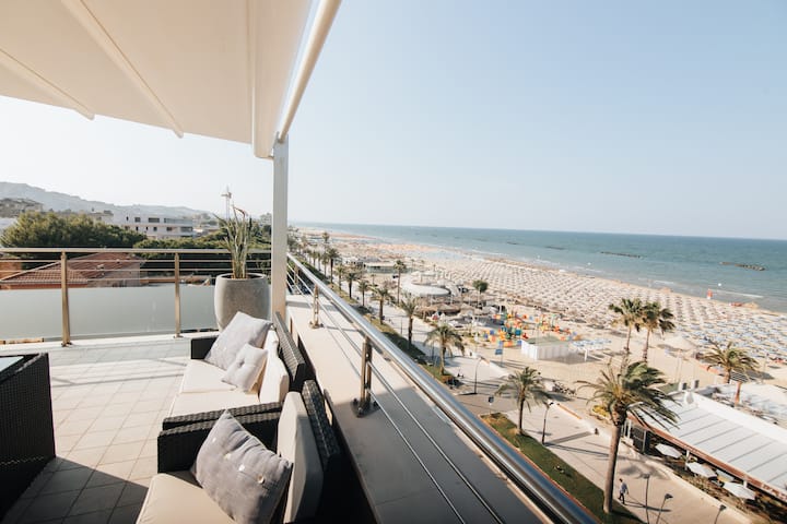 * * * * *
Top Attico Fronte Mare Centro Città - Roseto degli Abruzzi