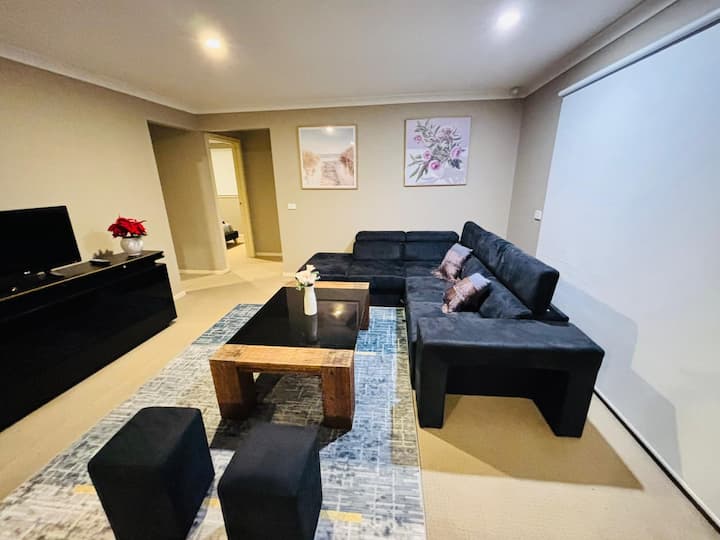 Quiet Melton Retreat 4br + Garage - Melton