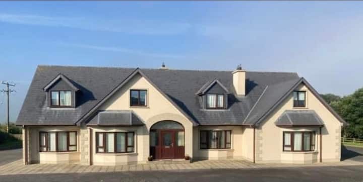 Bree House Sleeps 16 With Free Parking - Irlanti