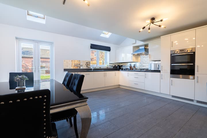 Speciose House To Rest - Discounts Available. - Peterborough, Royaume-Uni