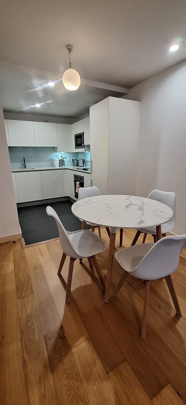 Sleek City Living: Modern 1-bed Gem - Brístol