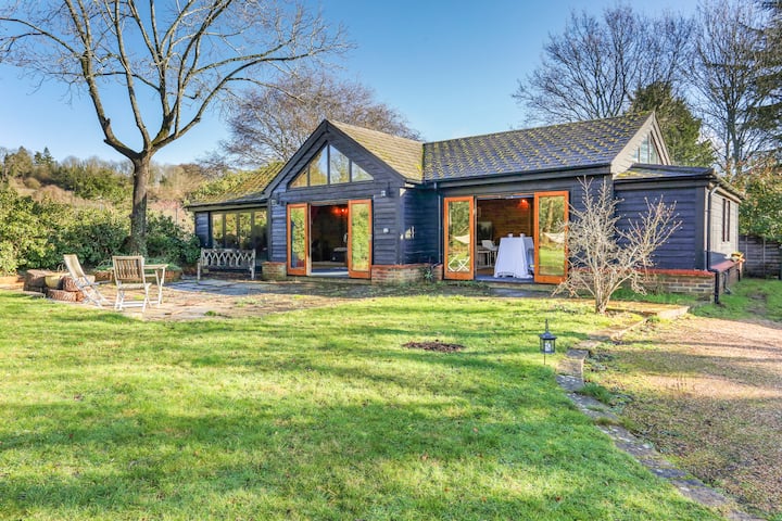 Surrey Hills Pool House - Godalming