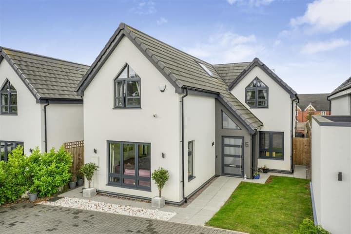 Grand Prix Getaway: Chic Home With Pool Table - Northampton