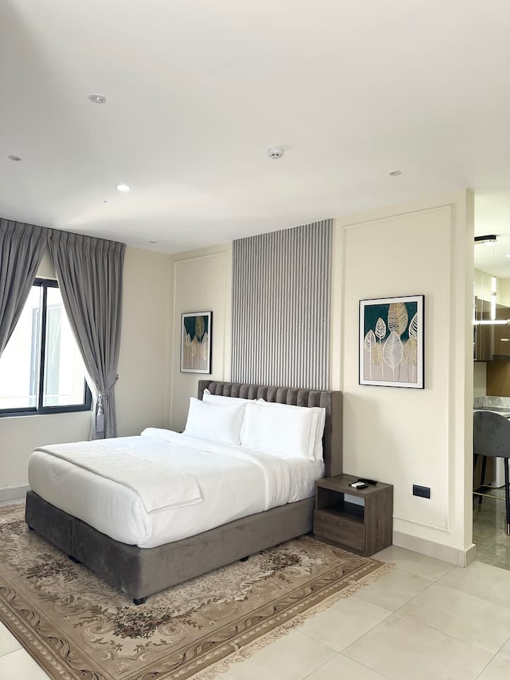 Deluxe Studio Apt. Pool, Gym & Balcony@ Cantonment - Accra