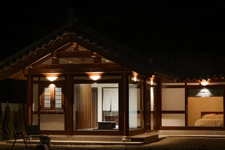 느린 시간과 조용한 공기가 머무는 공간으로, 둘만의 하루를 쉬어가는 한옥 스테이입니다. - 원주시