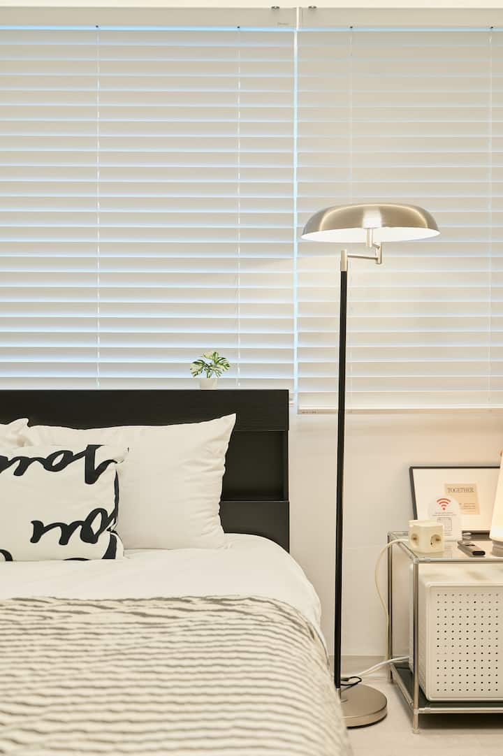 (오픈특가)신사역5분/논현역8분/공항버스5분/짐보관/성형의료/출장/한강공원/교통편리 - Seoul