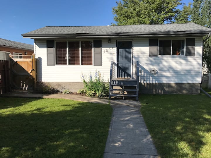 Cute Cabin Near The Beach - Sylvan Lake, AB