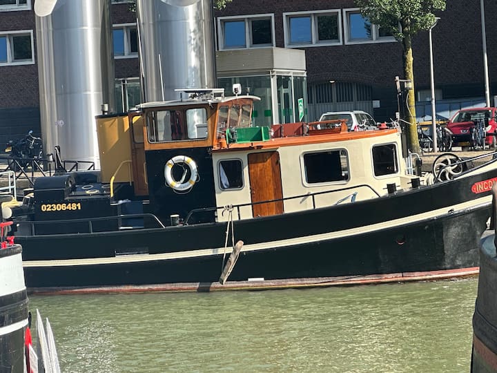 Sleepboot "Ingona" 1940 | Uniek Verblijf Voor 2 - Rotterdam
