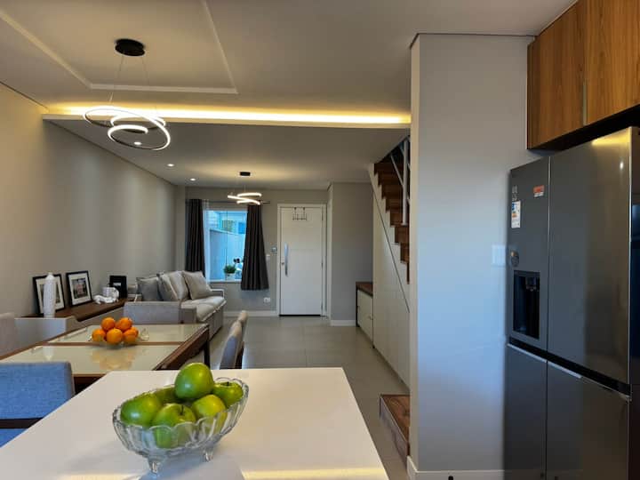 Sobrado 3 Quartos 2 Vagas Próximo Ao Hospital Vita - Curitiba