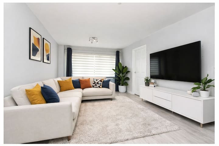 3 Bed Basildon Contractors|parking|wifi|long Term - Basildon