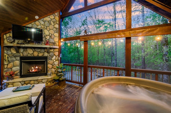 Little Bigfoot: Honeymoon Cabin W/fireplaces, Httb - Hochatown, OK