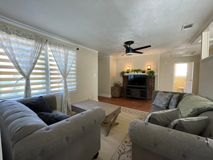 Monte Sano Terrace- Walk To Au, Restaurants, Pubs - A House, Augusta