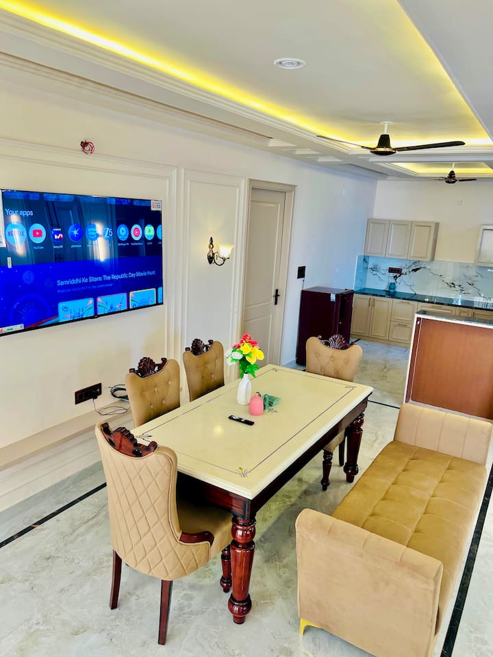 Stayeasy – Sky Shoots Penthouse, Near Gomti Nagar - Lucknow
