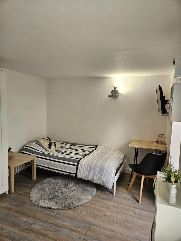 Studio Meublé/équipé Wi Fi - à 20 Kms Paris - Essonne