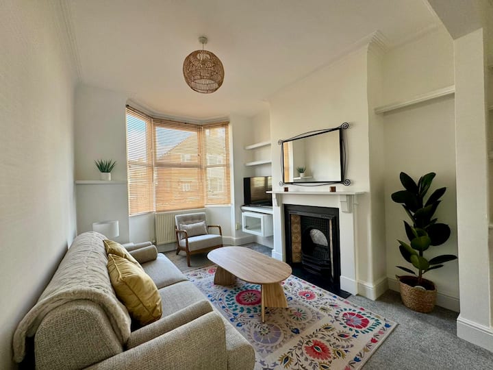 Stylish 2-bed Home With Garden - Exeter