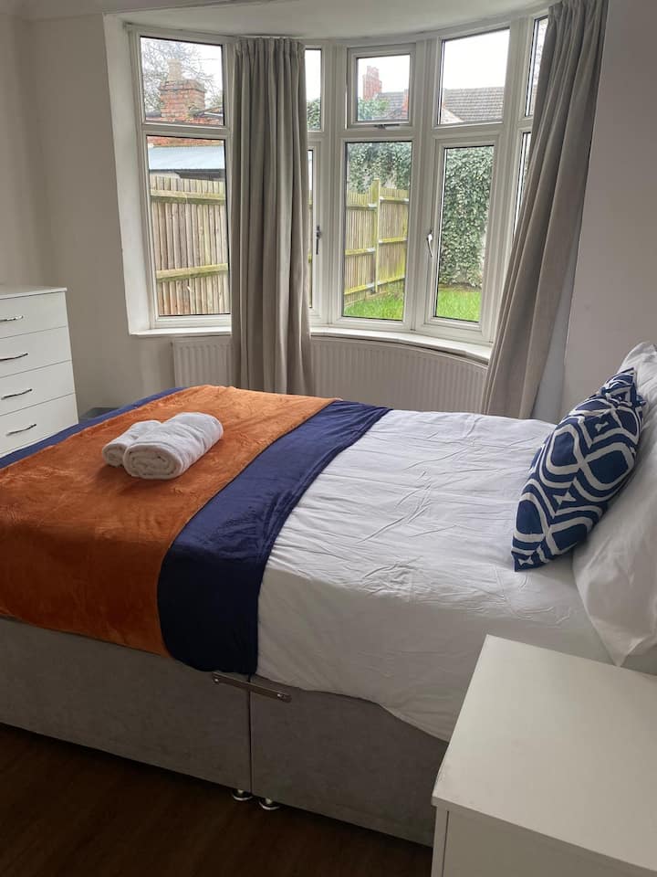 Modern 4-bed Home – Ideal For Groups– Free Parking - Kettering, UK