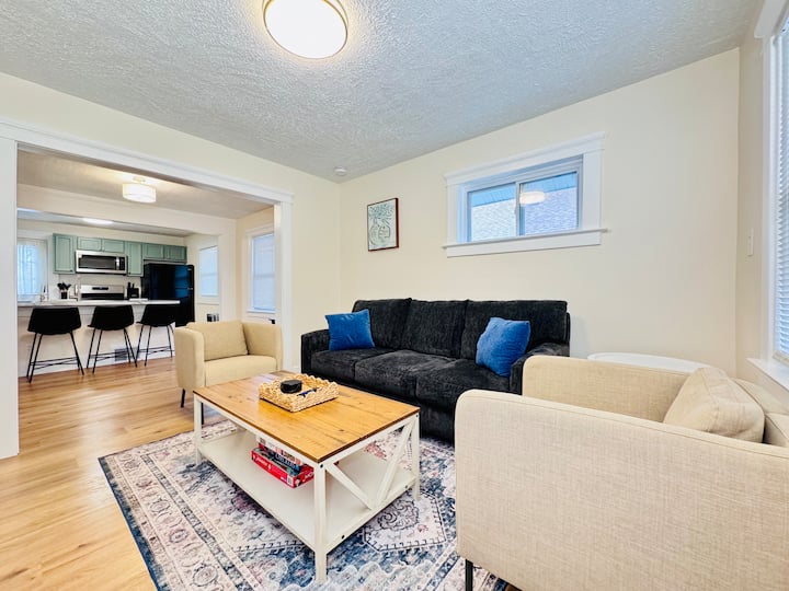 Cozy Lansing Retreat | 2br Near Msu & Downtown - Lansing, MI