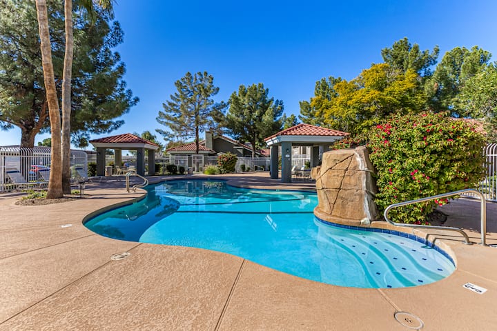 Modern Phoenix Condo With Shared Pool, Spa & Sauna - Phoenix, AZ