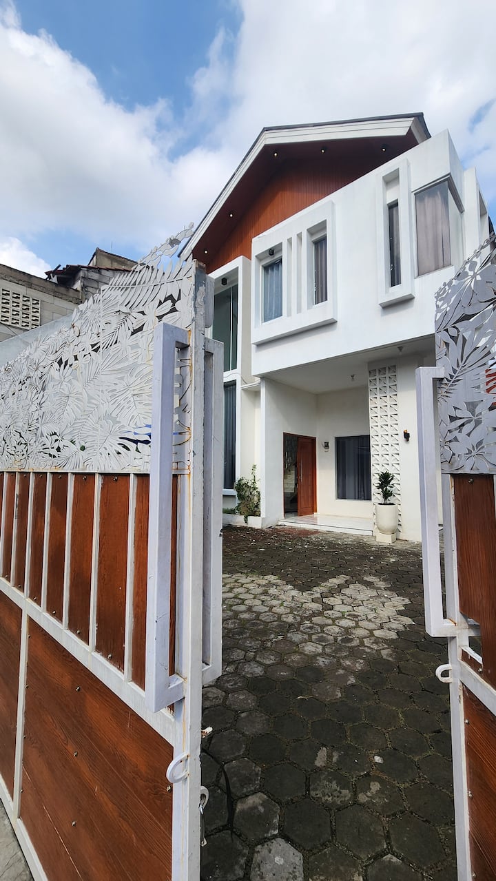 Rumah Villa Mewah Privat Pool Di Tanah Baru Depok - Jakarta