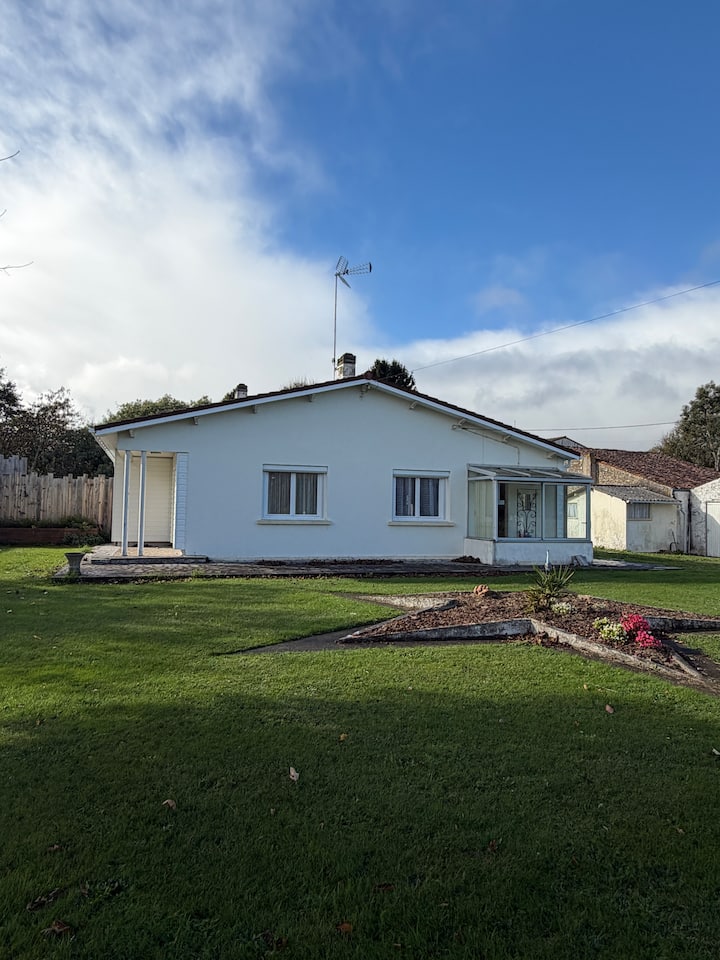 Maison De Pépé Au Cœur De La Campagne Charentaise. - Rioux