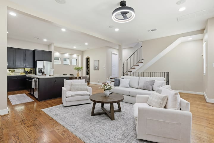 Downtown Getaway Minutes To Daikin Park! - Houston, TX