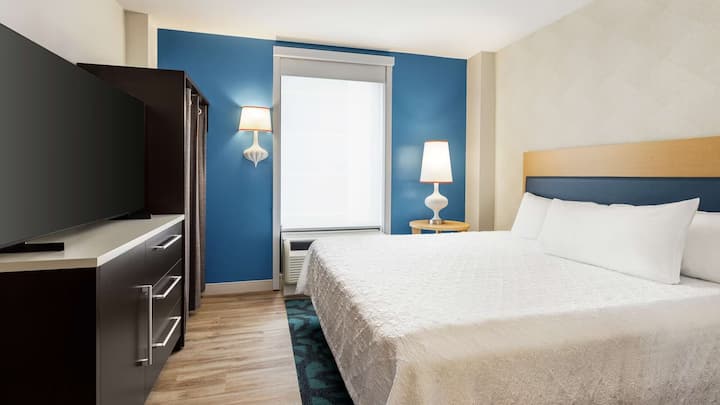 Vibrant King Suite Escape W/ Bright Living Space - New York City