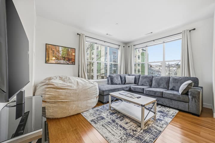 Modern 2br Retreat Minutes From Boston - Boston, MA