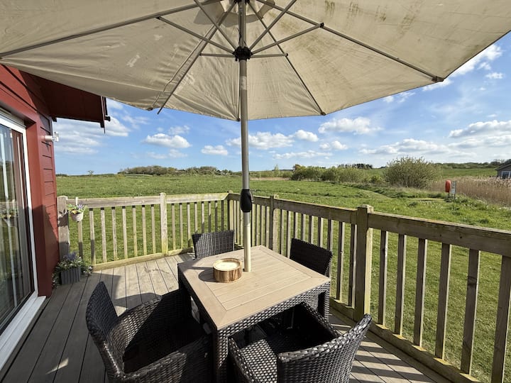Luna's Lodge, Dog-friendly Lakeside Lodge For 4 - Filey