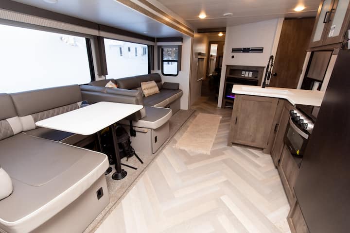 Modern, Gorgeous Rv Drive Anywhere In Luxury - Midland