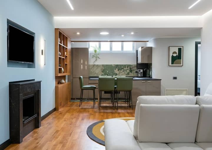 Family Retreat Per 10 In Piazza S.francesco - Bologna