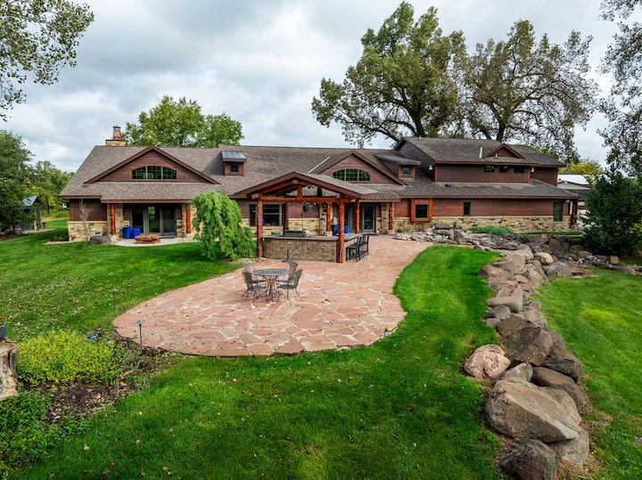 9 Acre Estate Home With Private Lake, Sleeps 16 - Two Rivers State Recreation Area, Waterloo